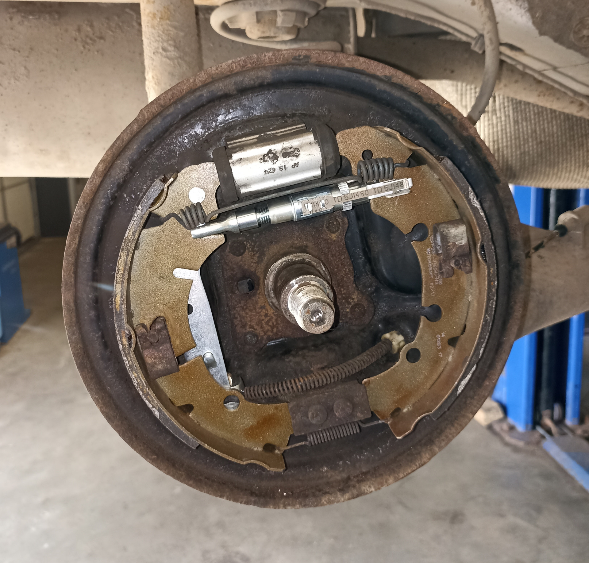замена задних колодок и троса ручника — Ford Fusion, 1,6 л, 2008 года ...
