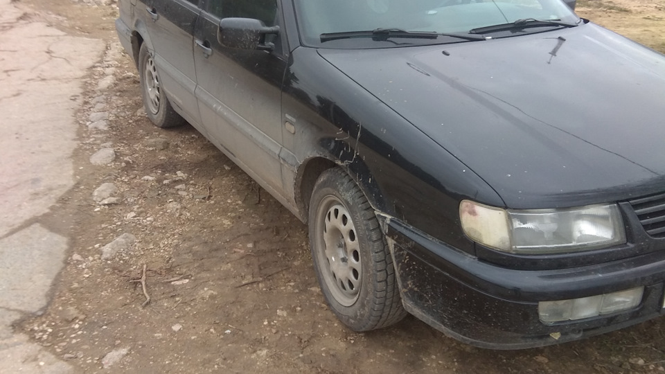 Как снять пластиковую надпись Passat с двери багажника на B4 универсале