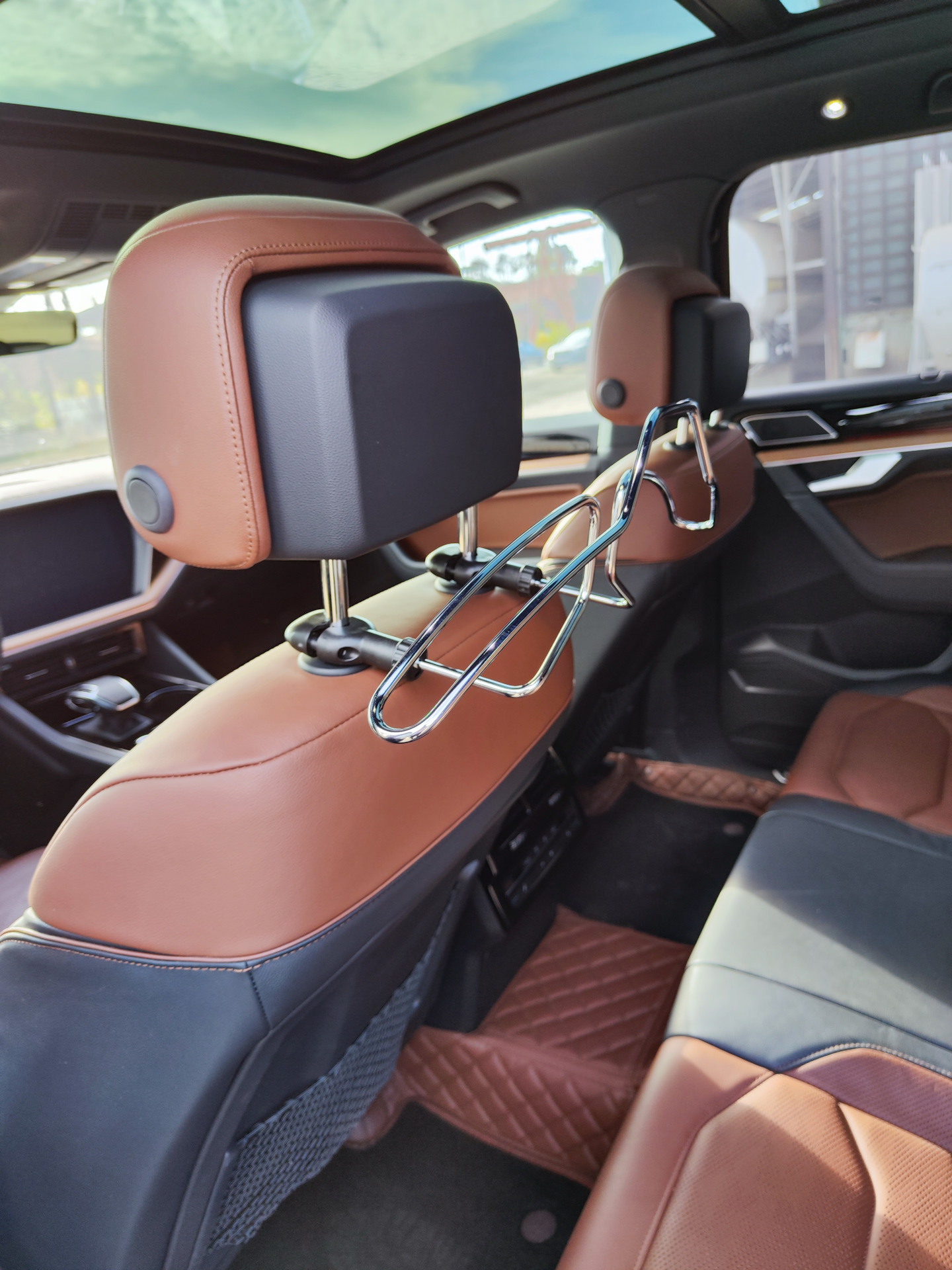 Плечики для одежды — Volkswagen Touareg (3G), 3 л, 2019 года ...