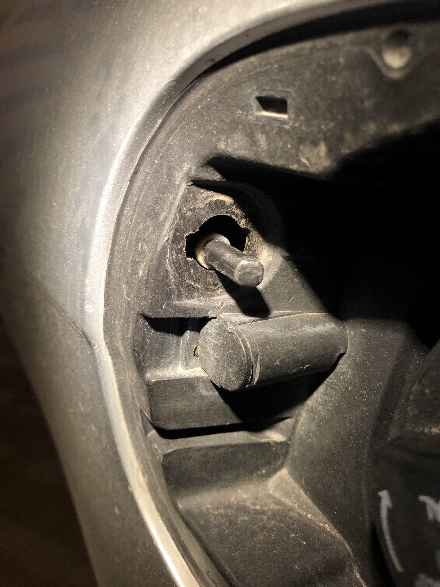 Поломка привода (актуатора) лючка топливного бака и его простая ...