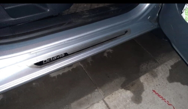 Накладки на порог дверей — Skoda Octavia A5 Mk2, 1,6 л, 2011 года ...