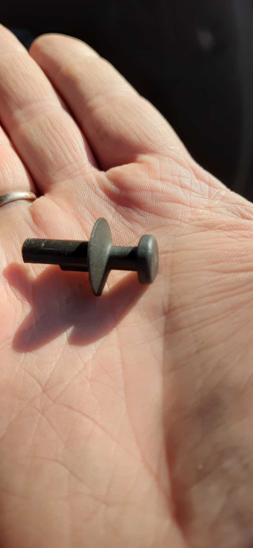 95129884 Фиксатор полки багажного отсека GM | Запчасти на DRIVE2