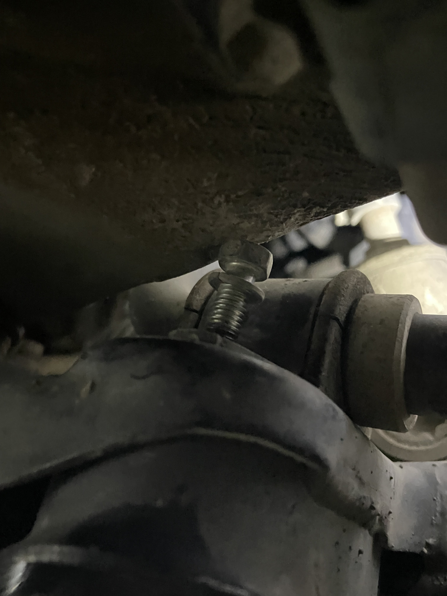 Замена передних втулок стабилизатора — Toyota Camry (XV50), 2,5 л, 2017 ...