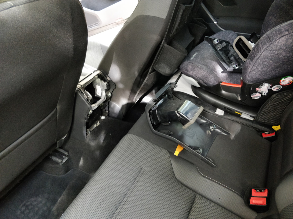 Double USB charging ports for the passengers at the rear — Volkswagen ...