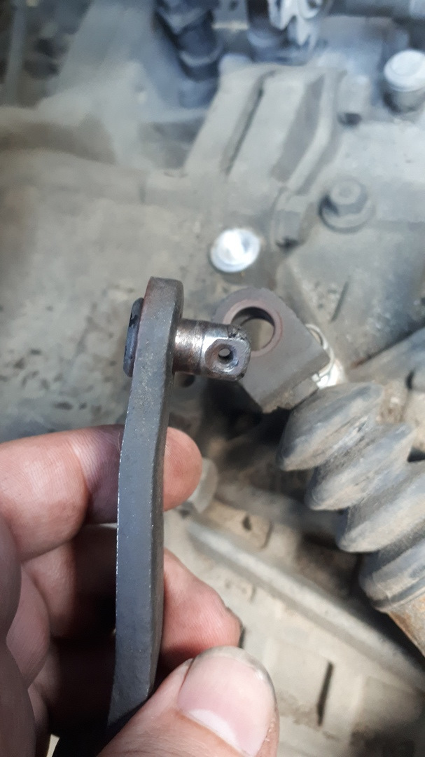 Ревизия втулки, рычага, штока цилиндра сцепления МКПП Hyundai IX35 2012 ...