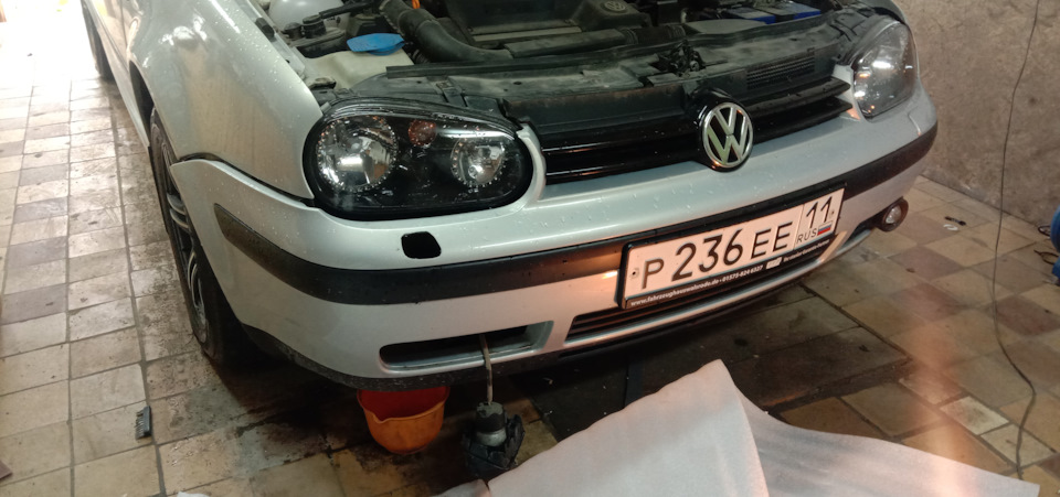 Замена омывателя фар — Volkswagen Golf Mk4, 1,6 л, 2000 года | своими ...
