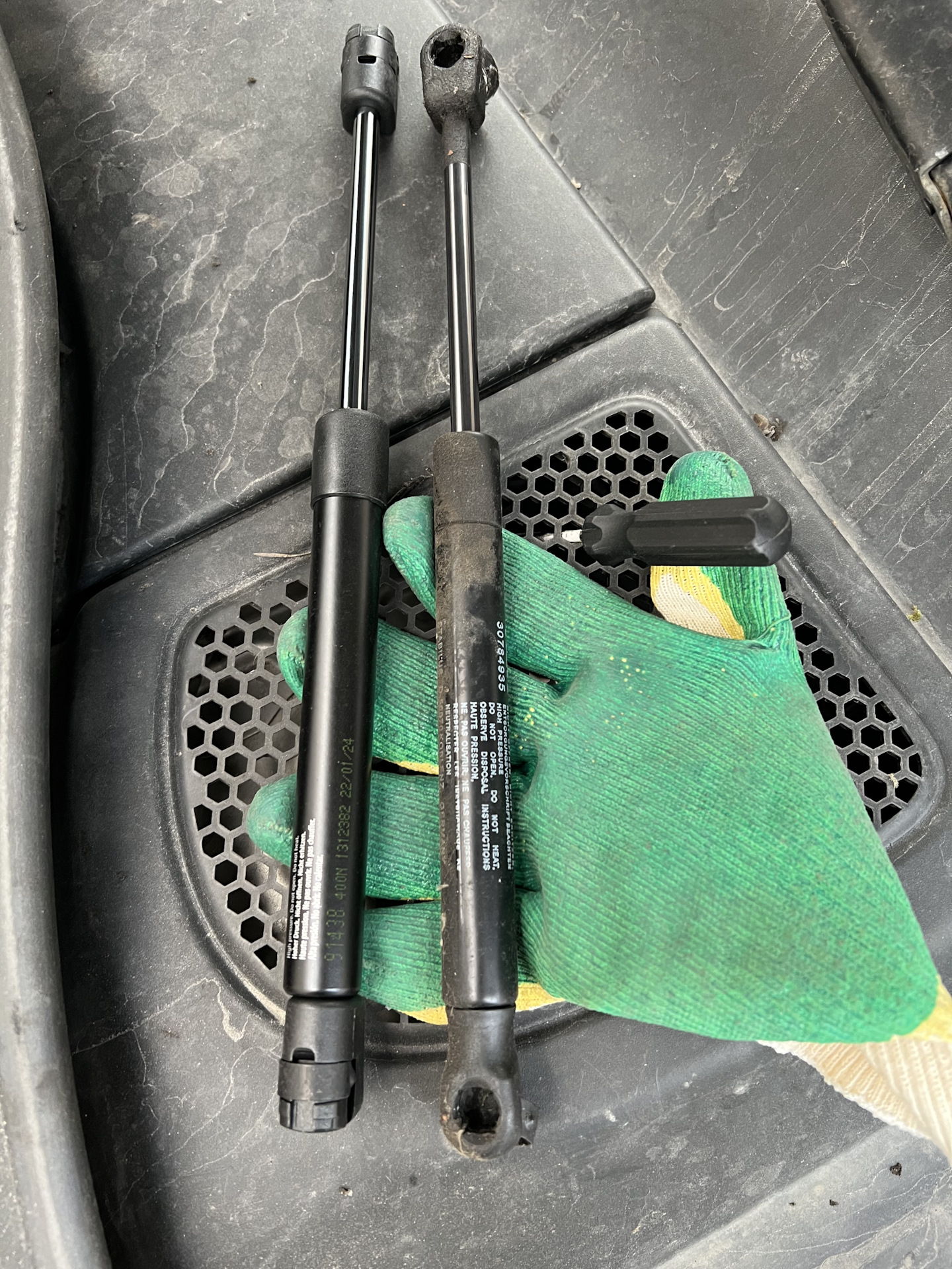 Амортизатор капота — Volvo XC60 (1G), 2,4 л, 2012 года | запчасти | DRIVE2