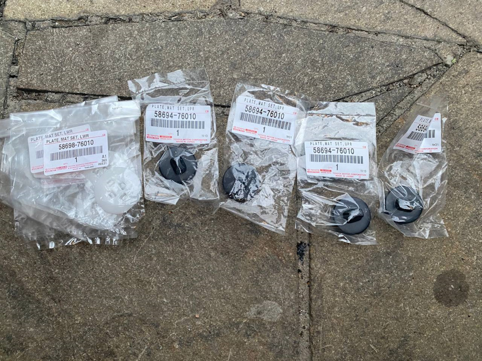 Текстильные коврики и дополнительные крепления. — Toyota RAV4 (5G), 2,5 ...