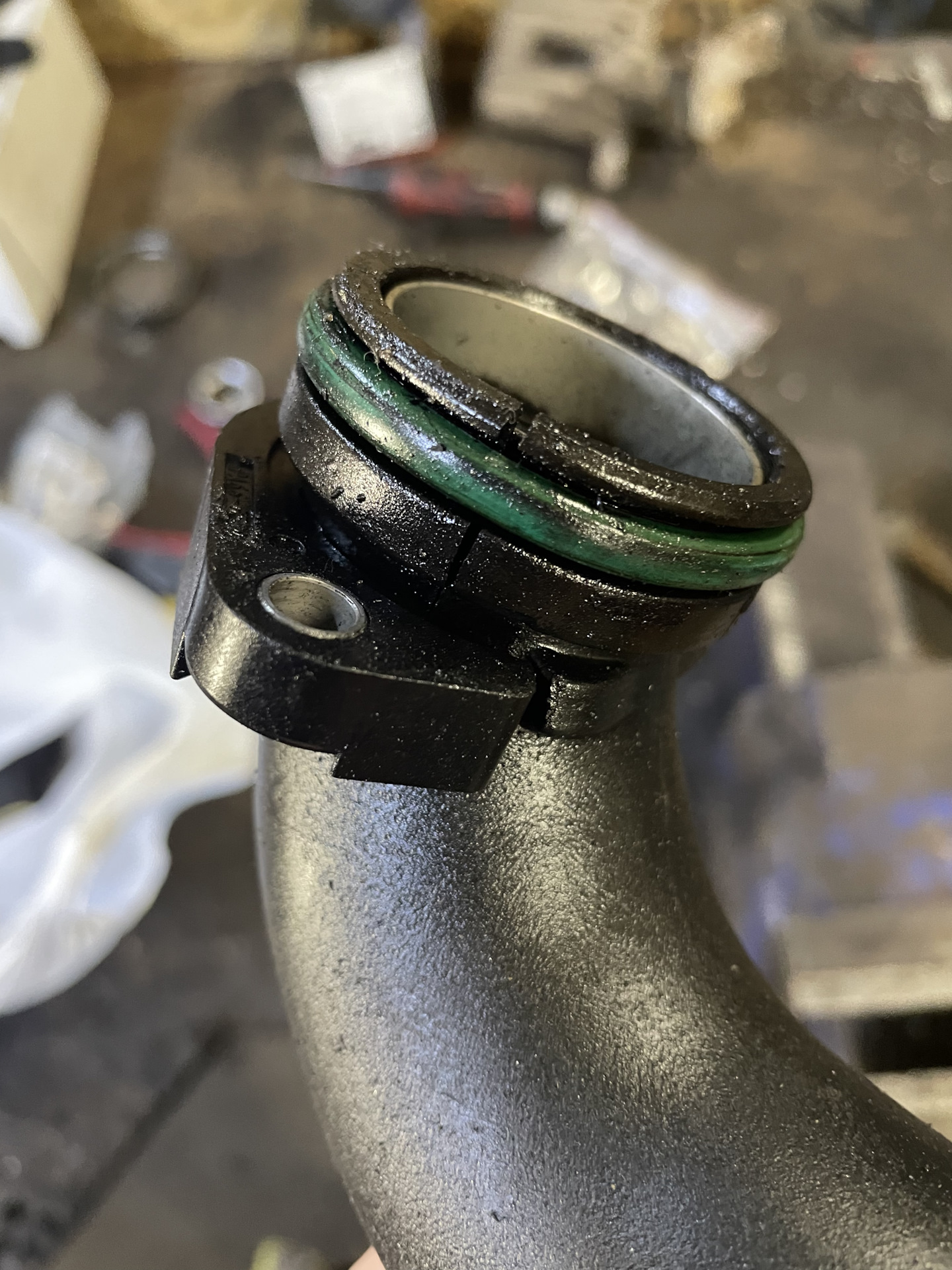 Замена патрубка турбин и отбойников задних амортизаторов — Volvo V70 ...