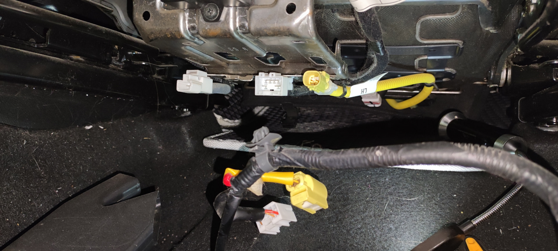 88199-4L070 подогрев водительского сиденья! — Hyundai Solaris (1G), 1,6 ...
