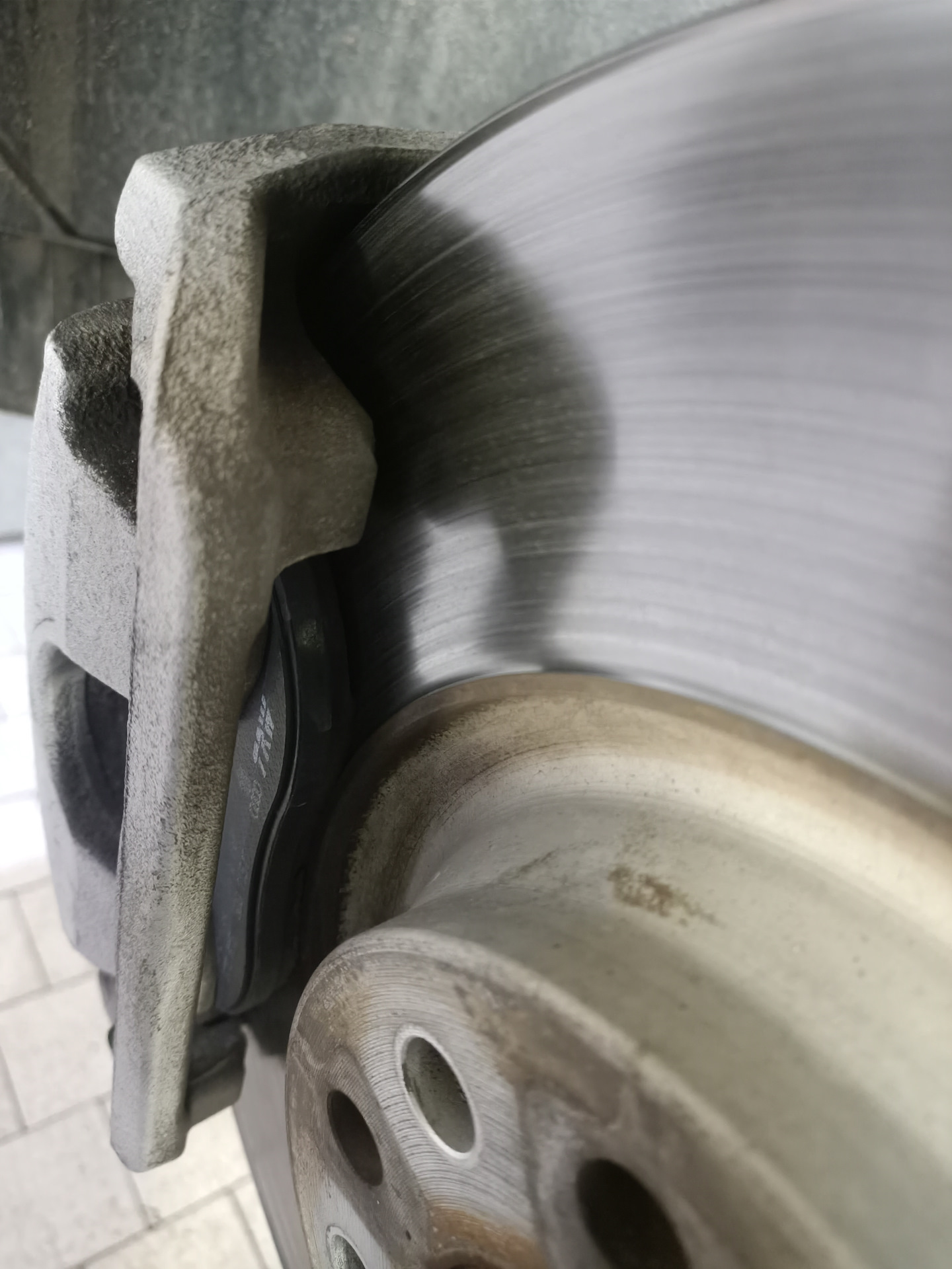 замена передних тормозных колодок — Skoda Kodiaq (1G), 2 л, 2019 года ...