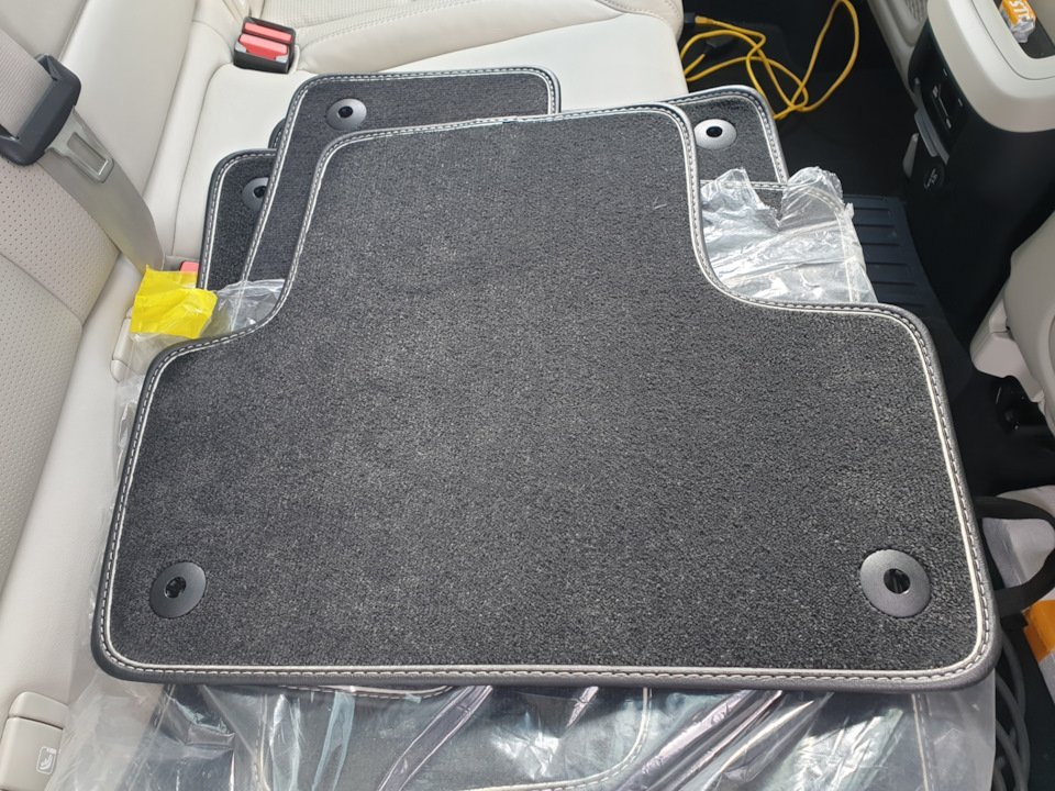 Коврики R-Design — Volvo XC60 (2G), 2 л, 2018 года | аксессуары | DRIVE2