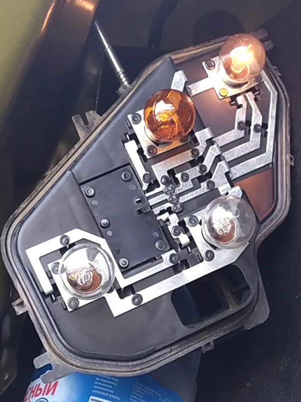 071. Замена ламп в заднем фонаре — Renault Sandero Stepway (2G), 1,6 л ...