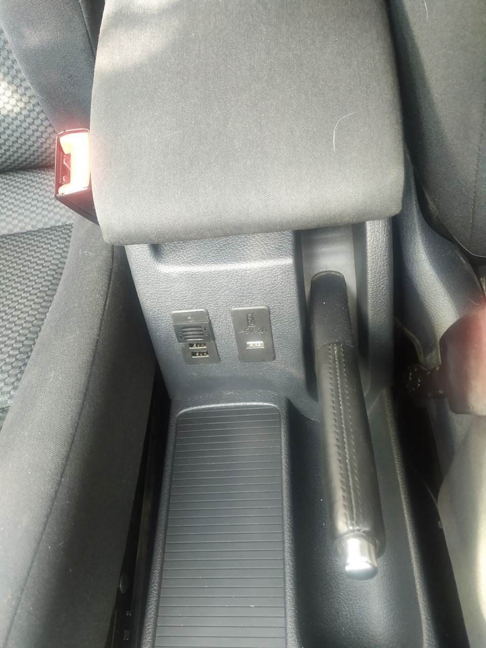 Розетки юсб — Volkswagen Golf Plus, 1,6 л, 2011 года | аксессуары | DRIVE2