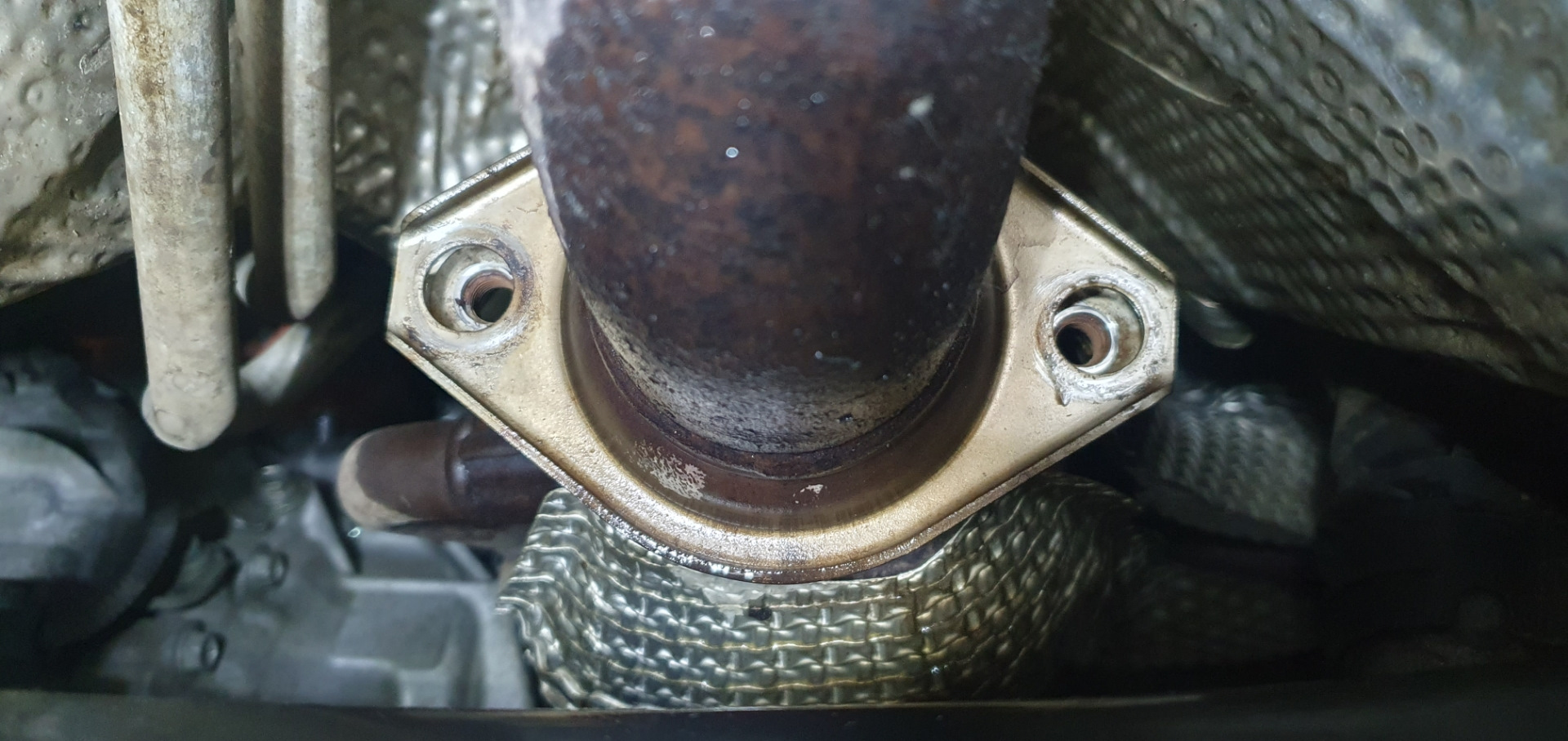 Смена уплотнительного кольца глушителя — Toyota Prius (50), 1,8 л, 2017 ...