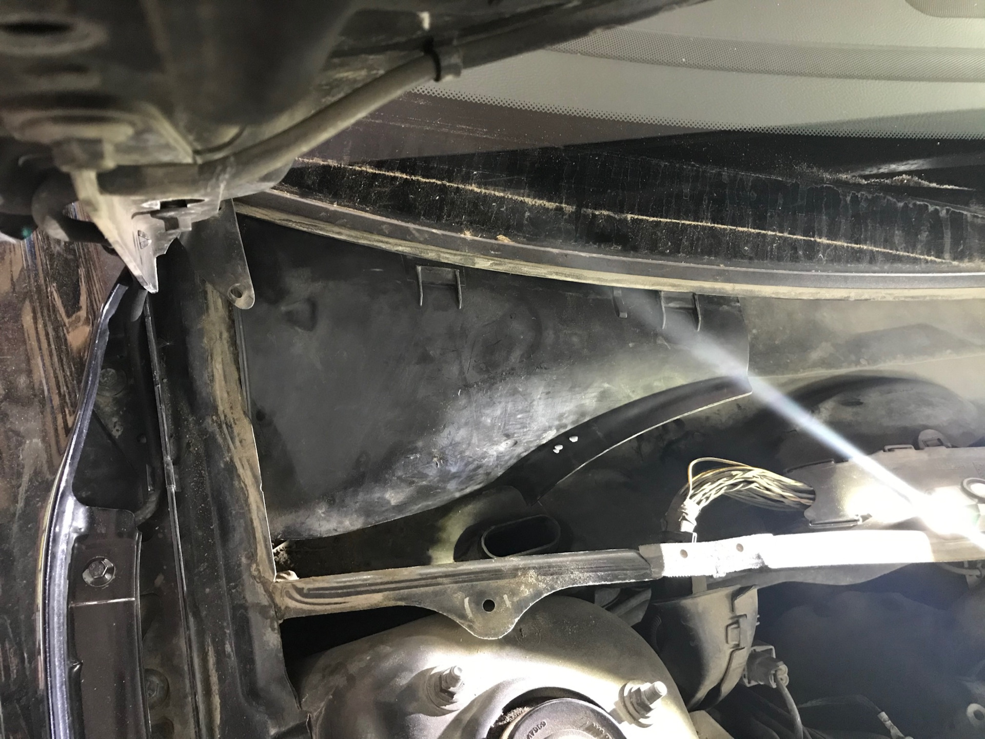 Козырек дефлектора воздухозаборника салона — Volvo S60 (1G), 2,4 л ...