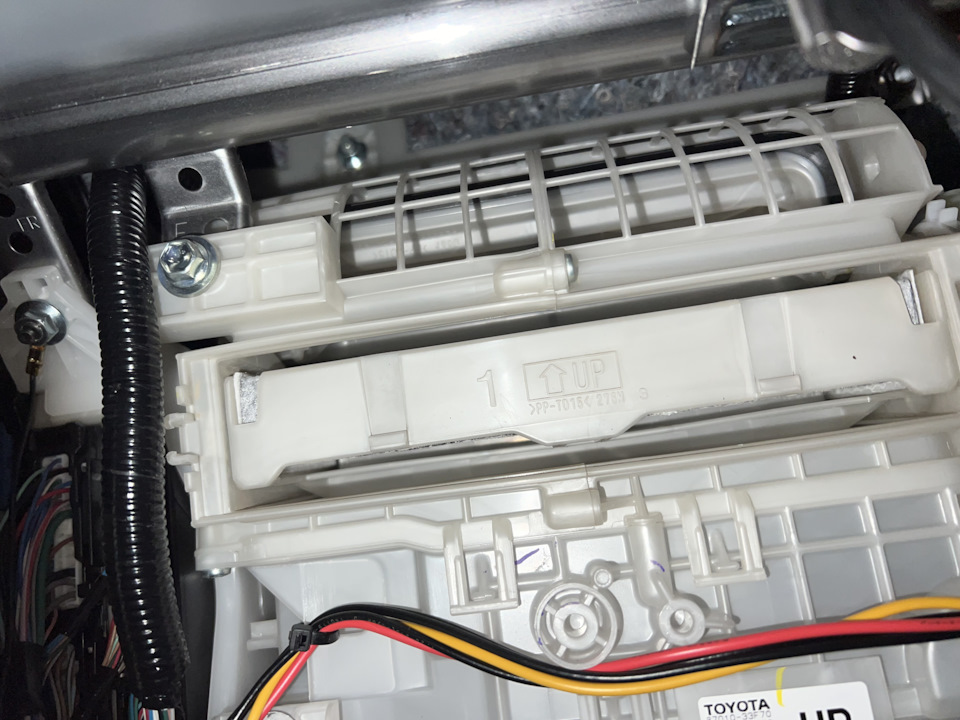 Установил фильтр салонный SUFIX, угольный, арт. SSC-1044 — Toyota RAV4 (5G), 2 л, 2019 года ...