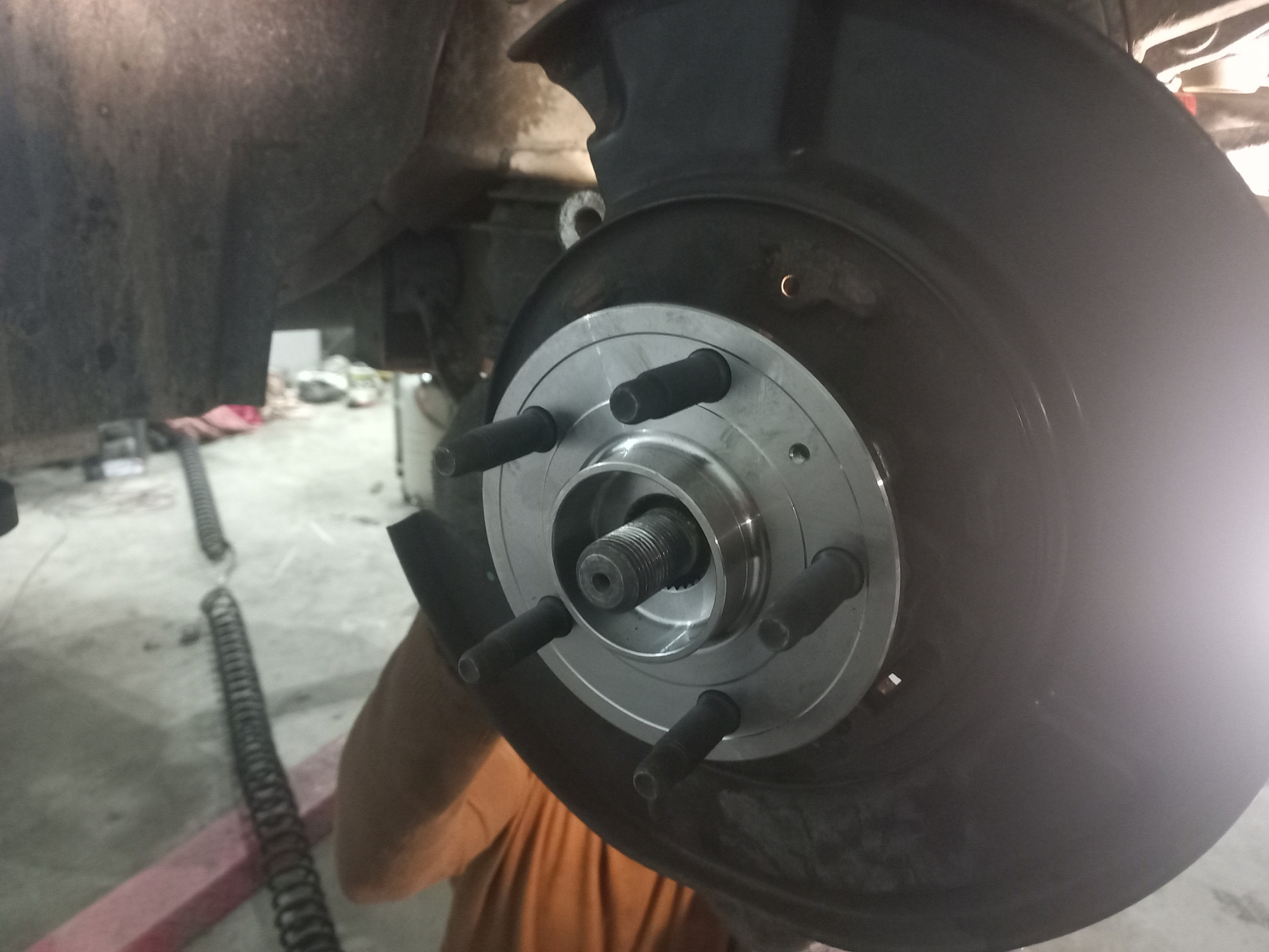 Замена задних ступичных подшипников в сборе — Cadillac CTS (2G), 3,6 л ...