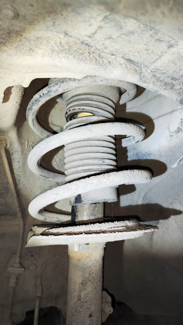 Замена пыльников передних амортизаторов. — Mitsubishi Outlander PHEV, 2 ...