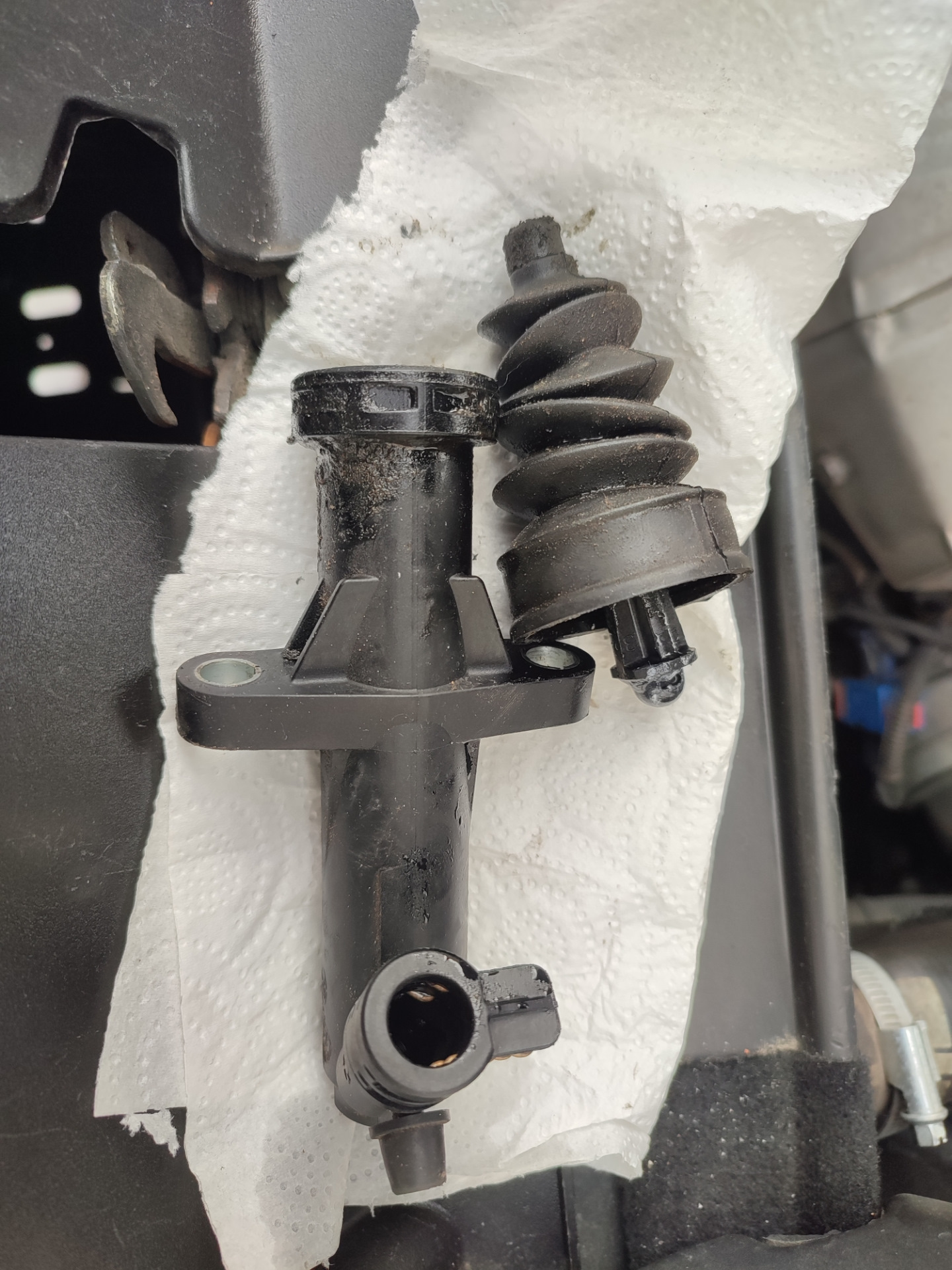 Замена рабочего цилиндра сцепления — Citroen C4 (2G), 1,6 л, 2012 года ...