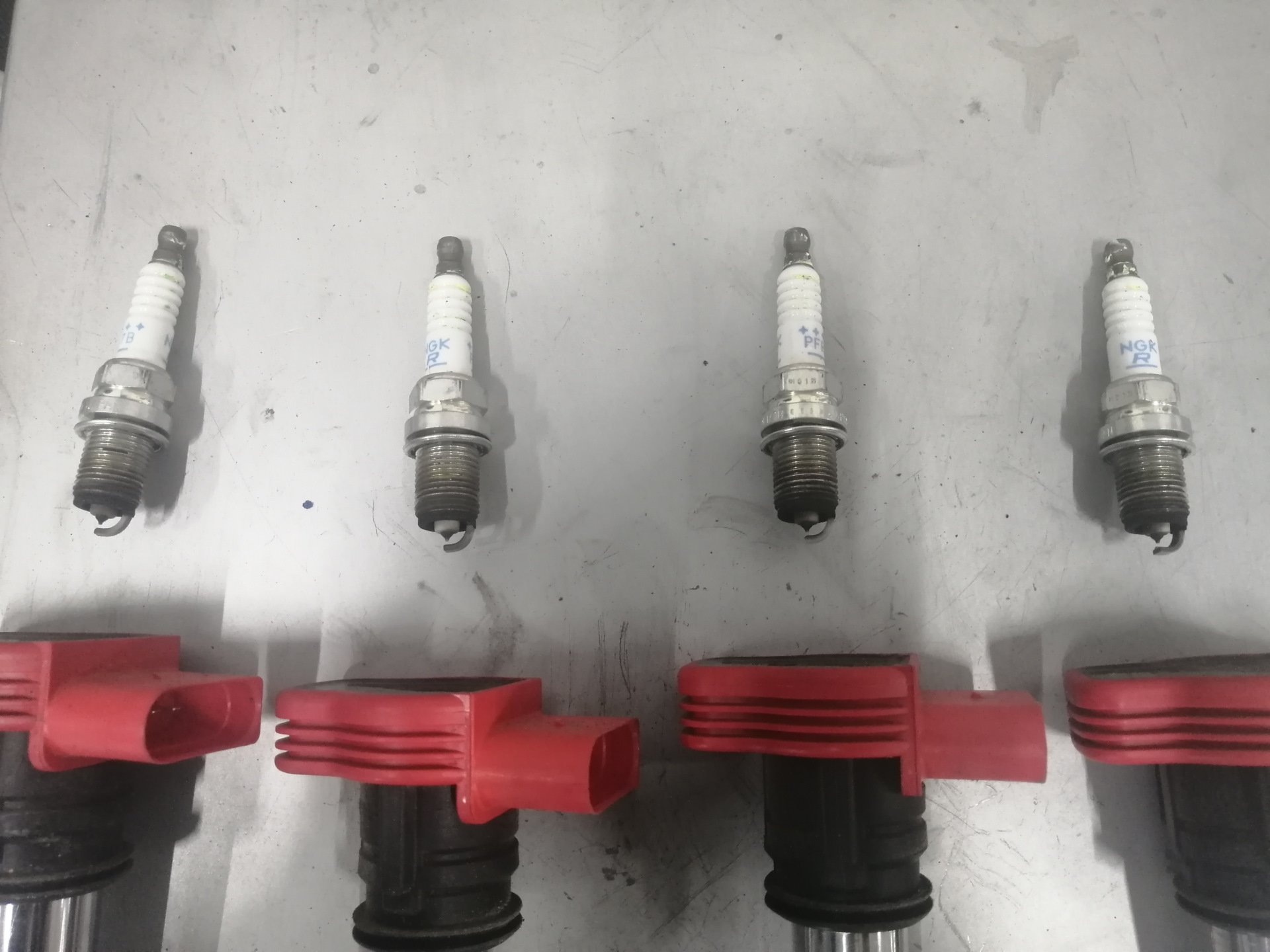 №31 Свечи зажигания NGK 2668 — Volkswagen Passat CC, 2 л, 2012 года ...