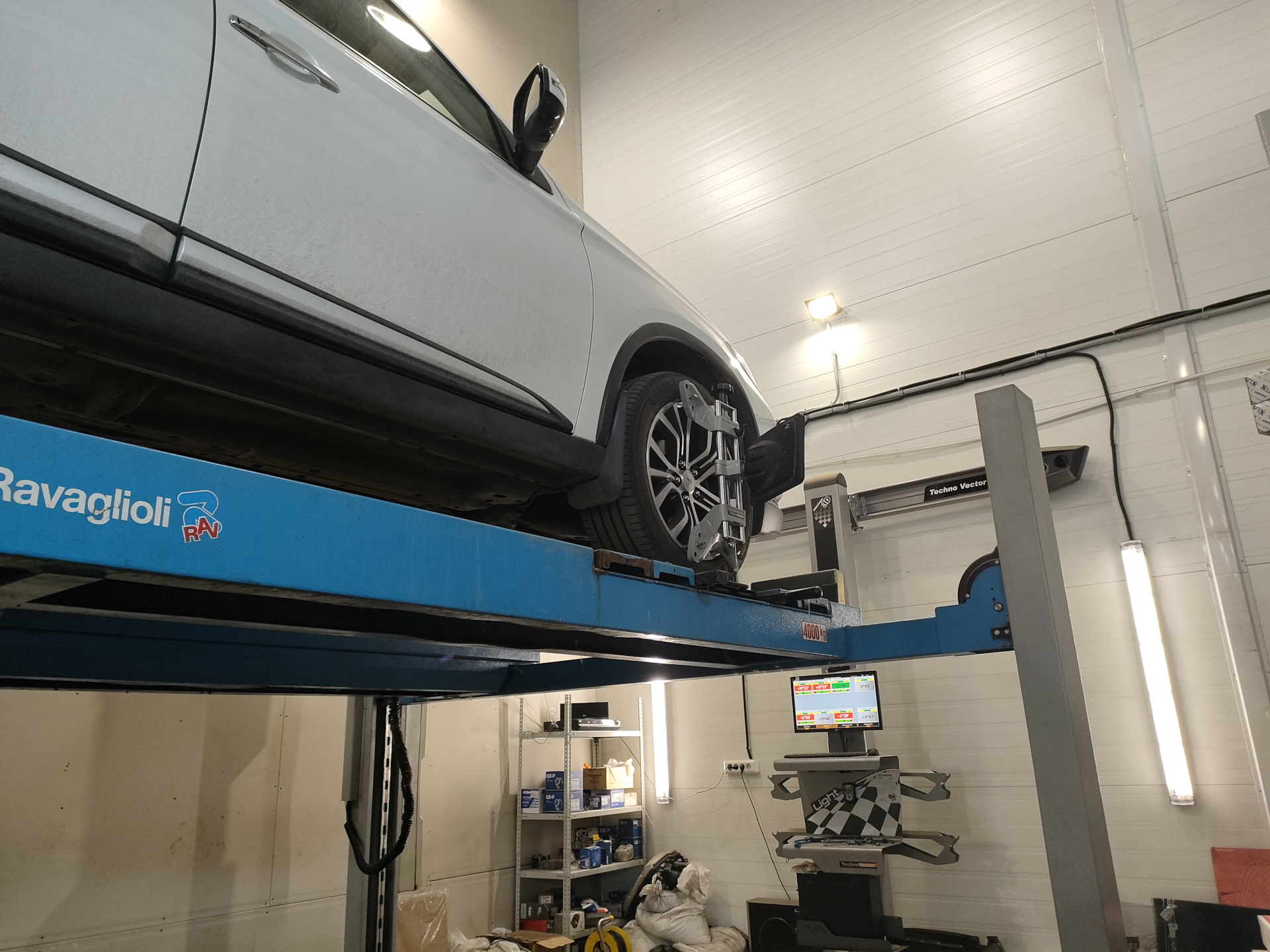 Замена пыльников передних амортизаторов — Mitsubishi Outlander (3G), 2 ...