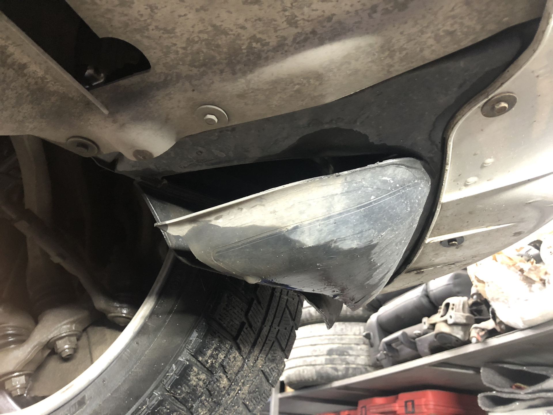 Подкрыльник или как там его — BMW 5 series (F10), 2,5 л, 2011 года ...