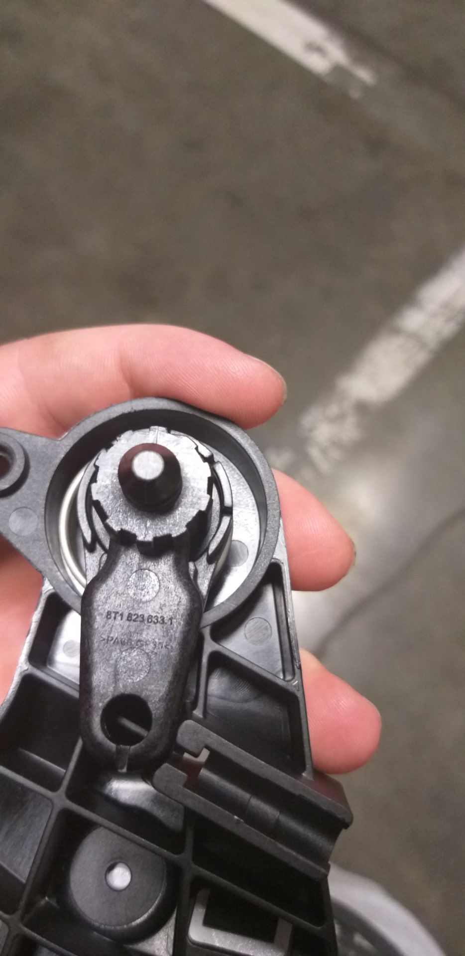 Кронштейн открывания капота. — Audi A4 (B8), 2 л, 2008 года | своими ...