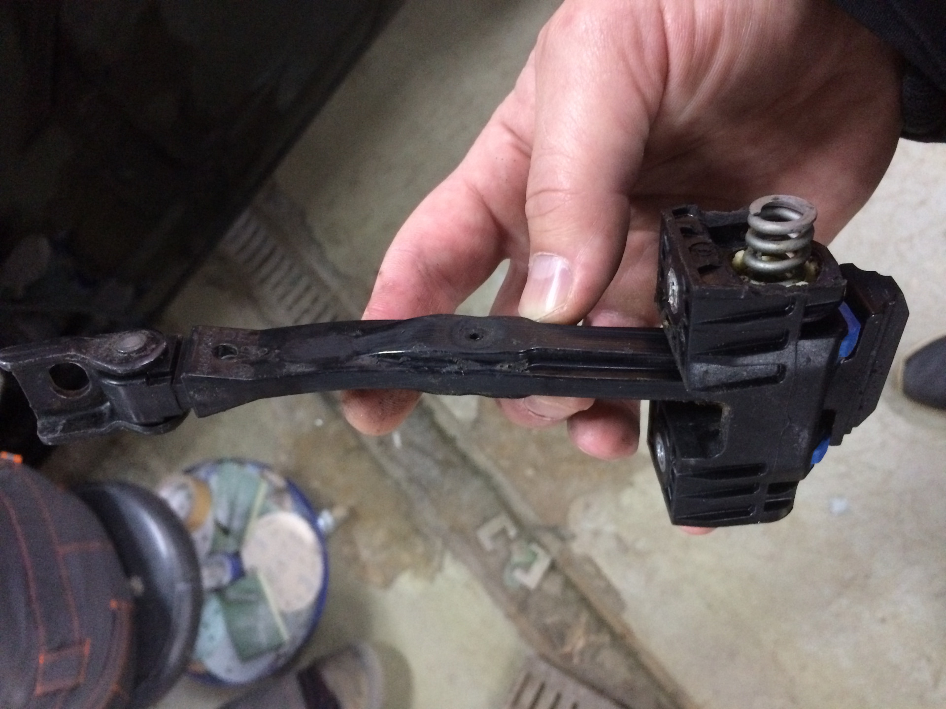 Ограничитель открывания передней двери — Volkswagen Golf Mk7, 1,6 л ...