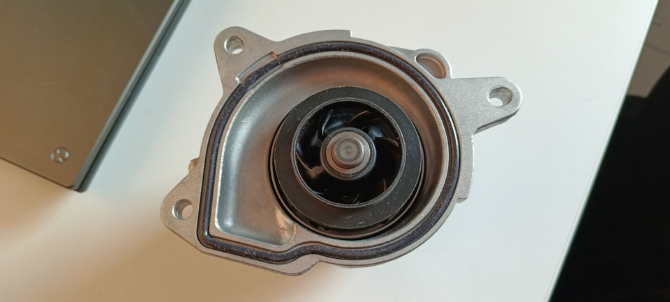 24.04.2024 Насос водяной VAG 03F121004E — SEAT Leon (Mk II), 1,2 л ...