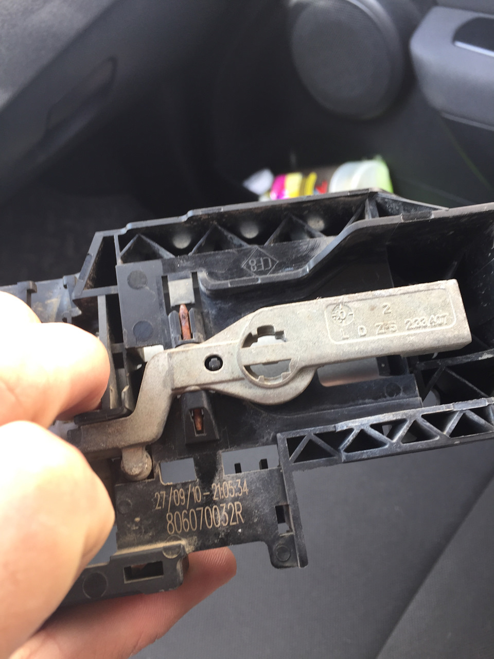 806070032R Основание ручки внеш двери л RENAULT | Запчасти на DRIVE2