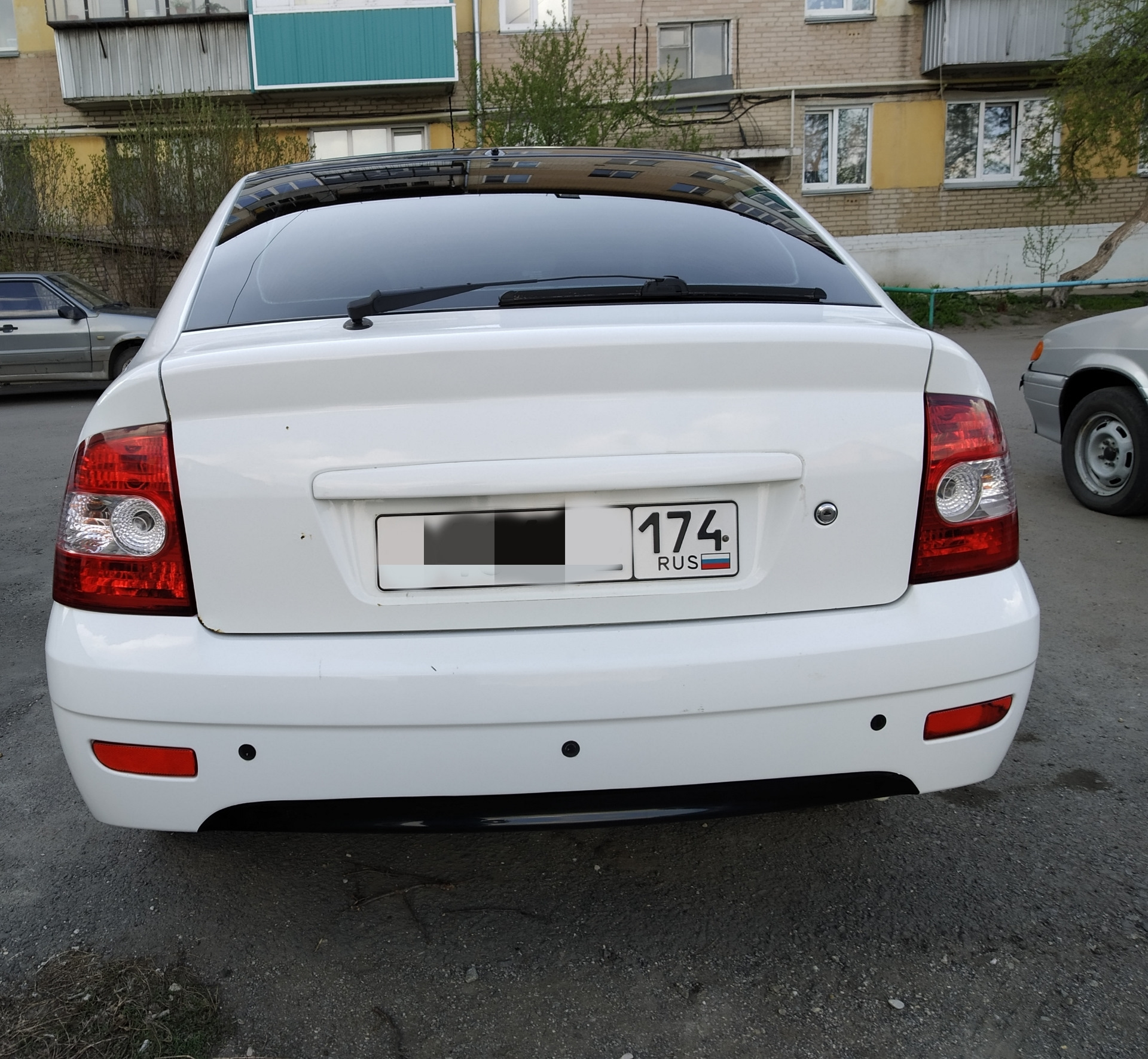 Черные фары и шильдики крышки багажника… — Lada Приора хэтчбек, 1,6 л ...