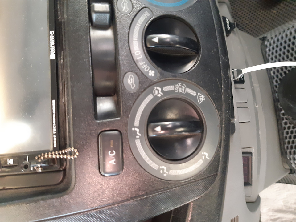 Замена троса печки — Toyota Hilux (7G), 2,5 л, 2008 года | своими ...