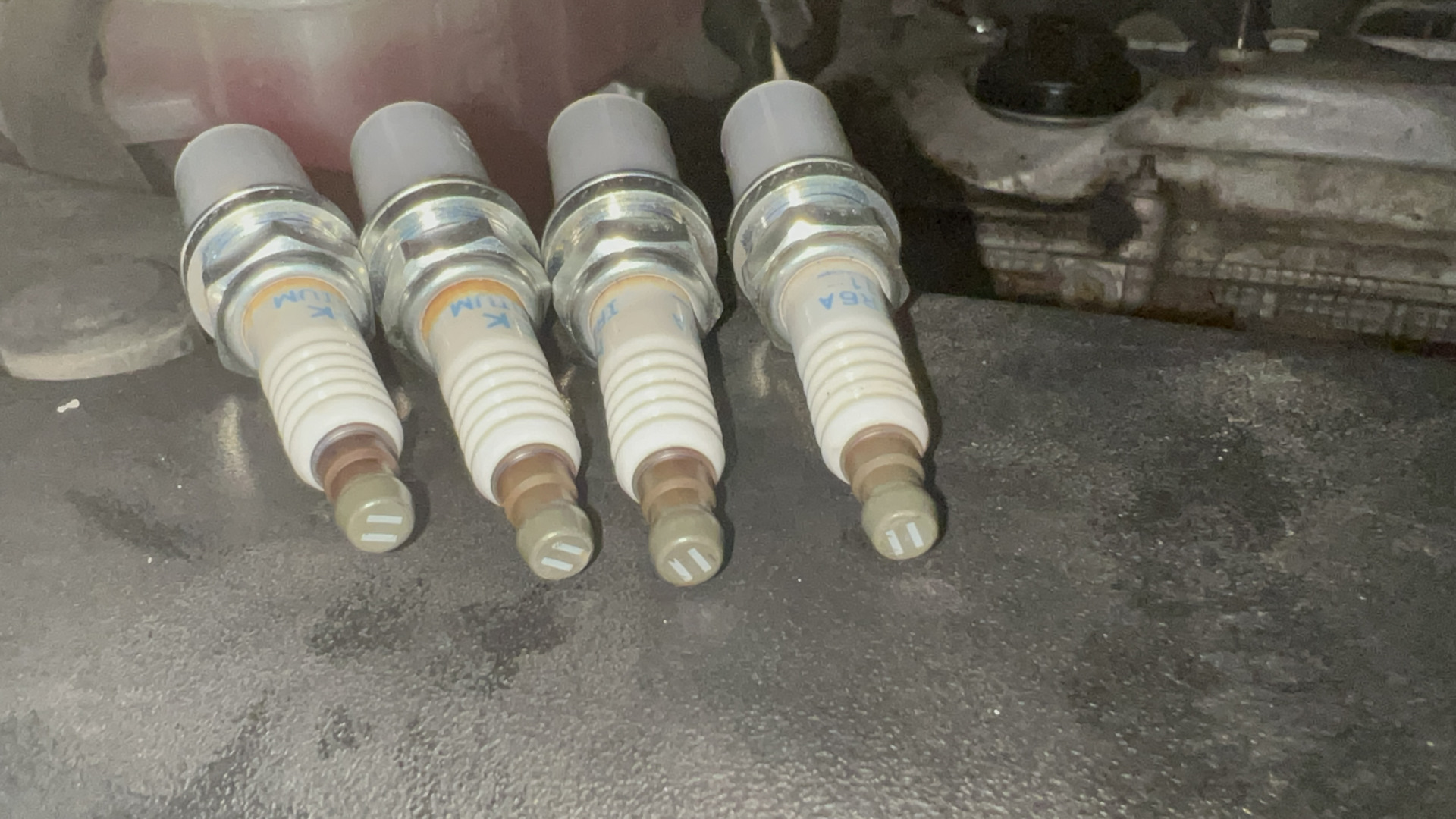 Замена свечей зажигания — Toyota RAV4 (III), 2,4 л, 2012 года ...