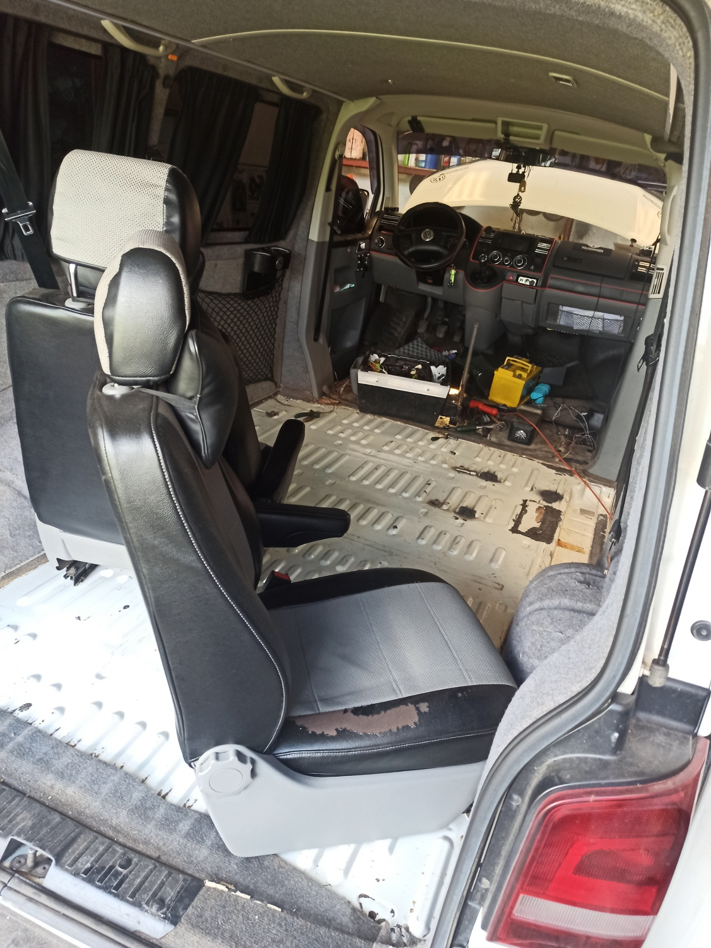 Рельсы, диван с multivan, новое напольное покрытие, крышки такелажных ...