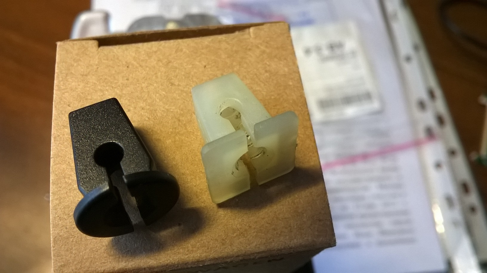 Пистоны обшивки VAG 6U0 868 563 A (6U0868563A) и VAG WHT 003 183 ...