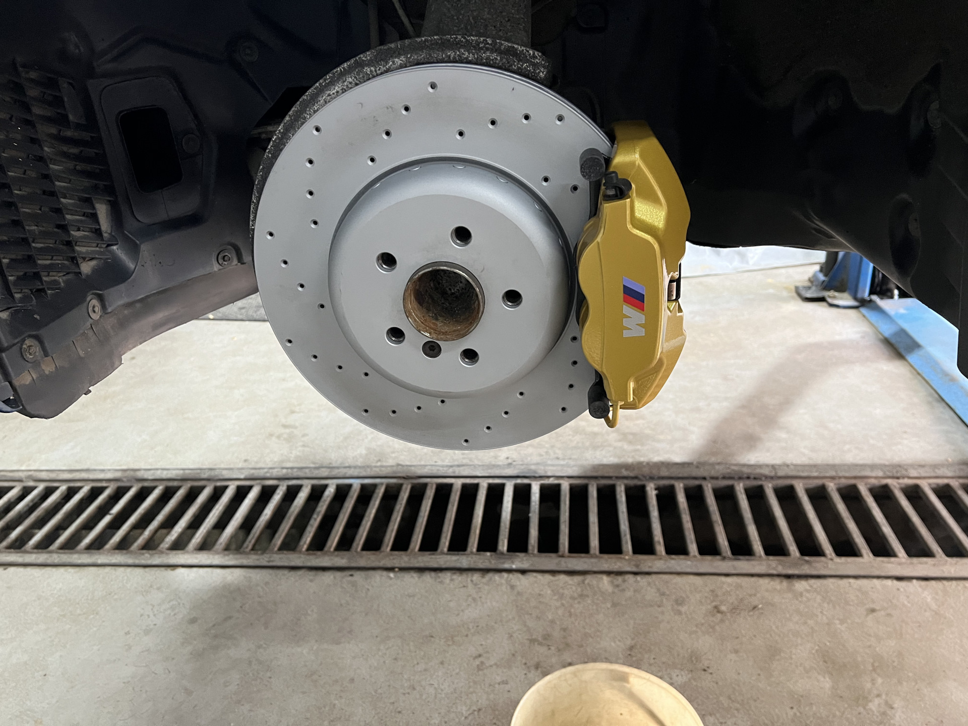 Покраска суппортов — BMW 5 series (G30), 2 л, 2019 года | стайлинг | DRIVE2