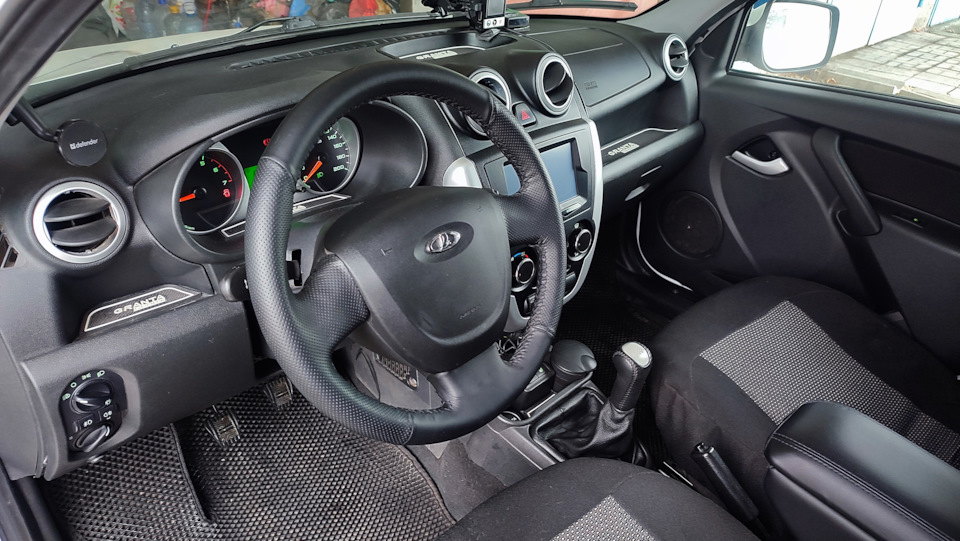 Обшил руль кожаной оплеткой. — Lada Гранта (1G), 1,6 л, 2013 года ...
