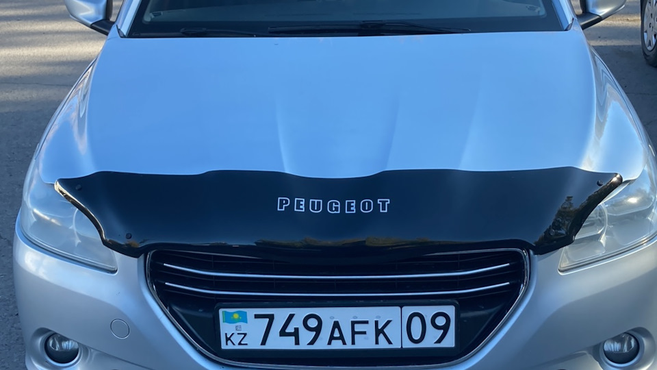 Красный знак Stop и красный Чек — Peugeot 301 2012 1 6 л 2014 года