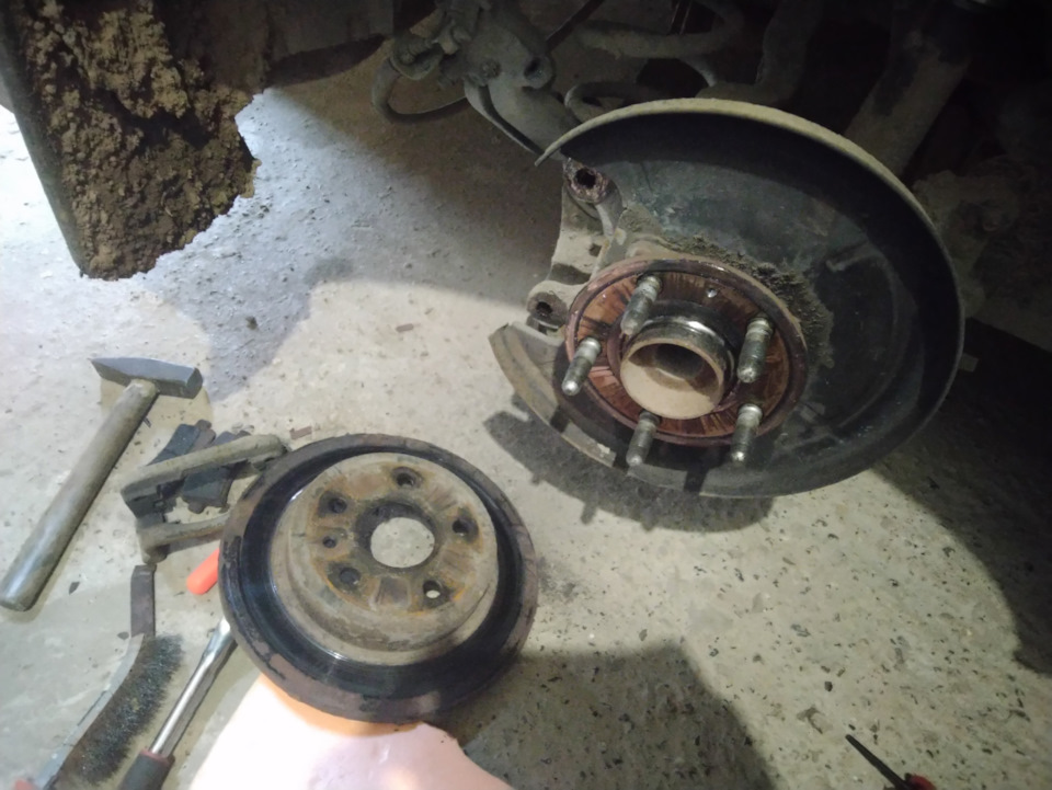 Задние диски и колодки — Chevrolet Malibu (8G), 2,4 л, 2012 года ...