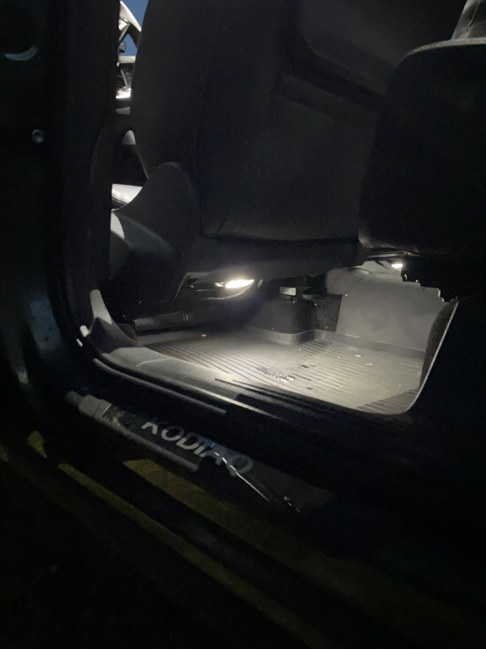 Подсветка задних ковриков :) — Skoda Kodiaq (1G), 2 л, 2021 года ...