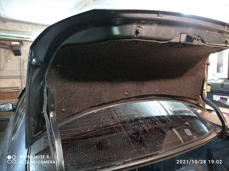 Обшивка крышки багажника и капота на Nissan Almera Classic (B10). | 1 ...