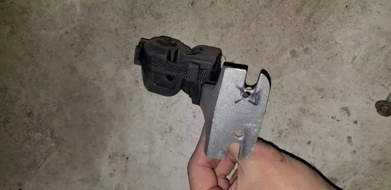 Кронштейн крепления выхлопной — Peugeot 308 SW (2G), 1,6 л, 2015 года ...