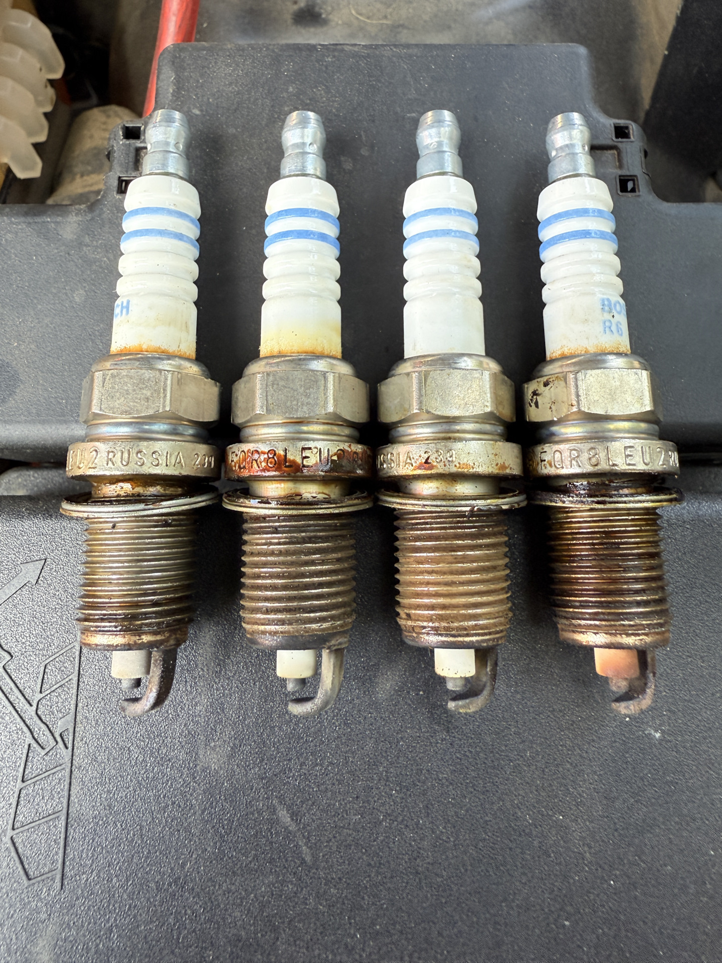 Свечи, крышка расширительного бачка — Opel Astra H, 1,6 л, 2013 года ...