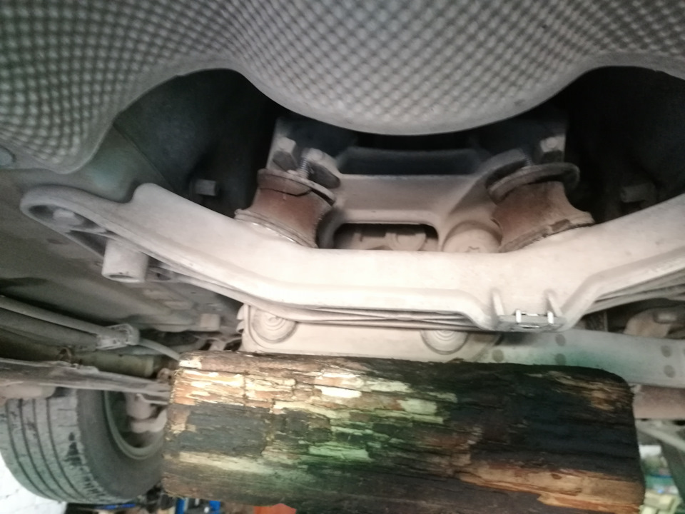 Замена: подушки коробки передач — BMW 3 series (E90), 2 л, 2010 года ...