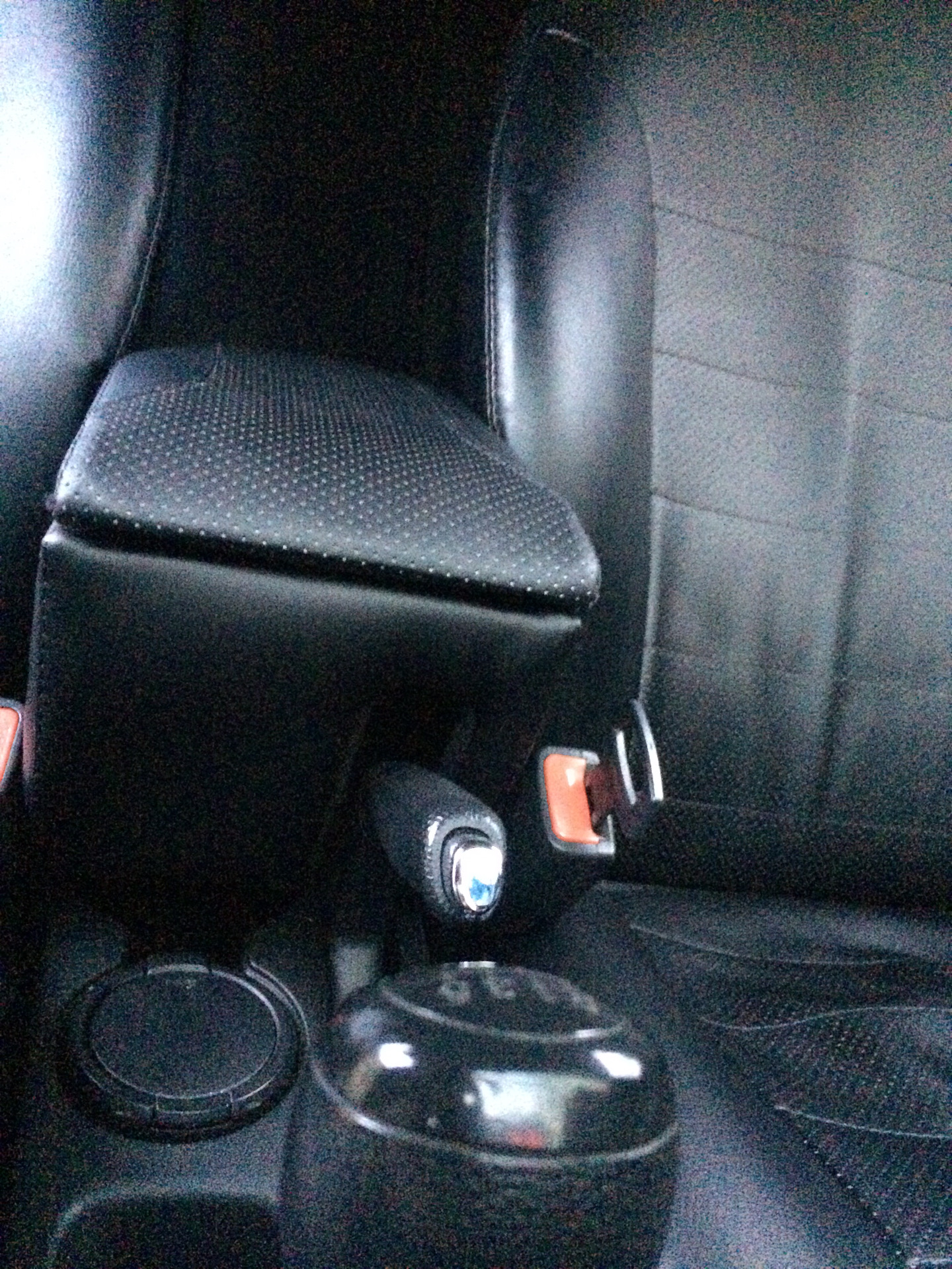 Подлокотник тебе в солярис 😄 — Hyundai Solaris, 1,6 л, 2013 года ...