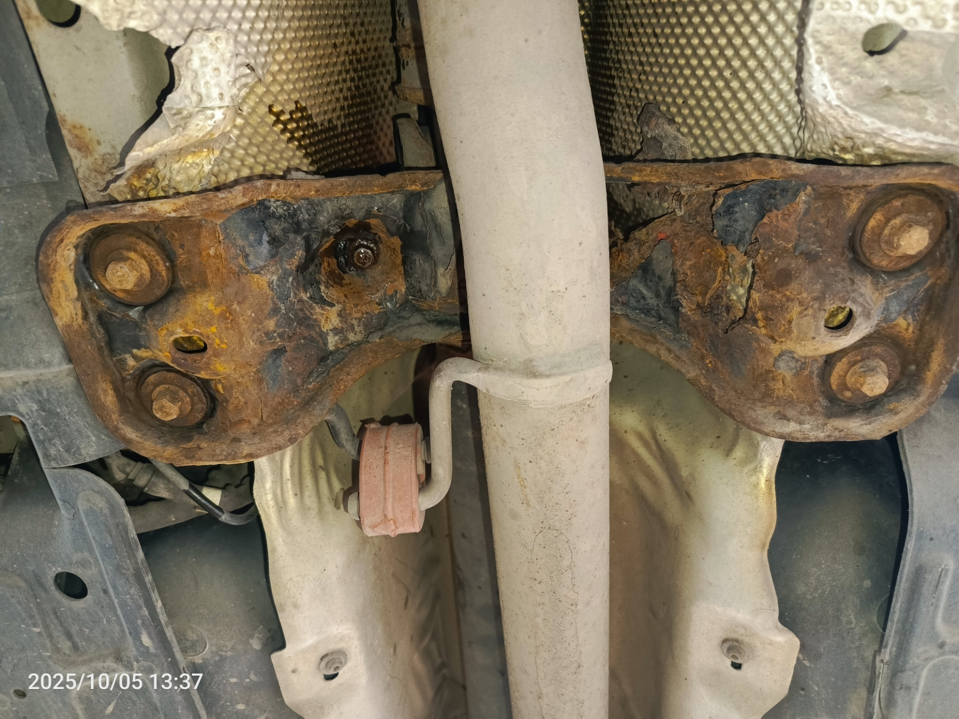 Опора подвесного подшипника кардана — Volvo XC70 III, 2,4 л, 2013 года ...