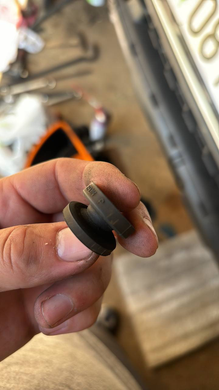 Замена демпфирующих втулок корпуса воздушного фильтра — Peugeot 3008 ...