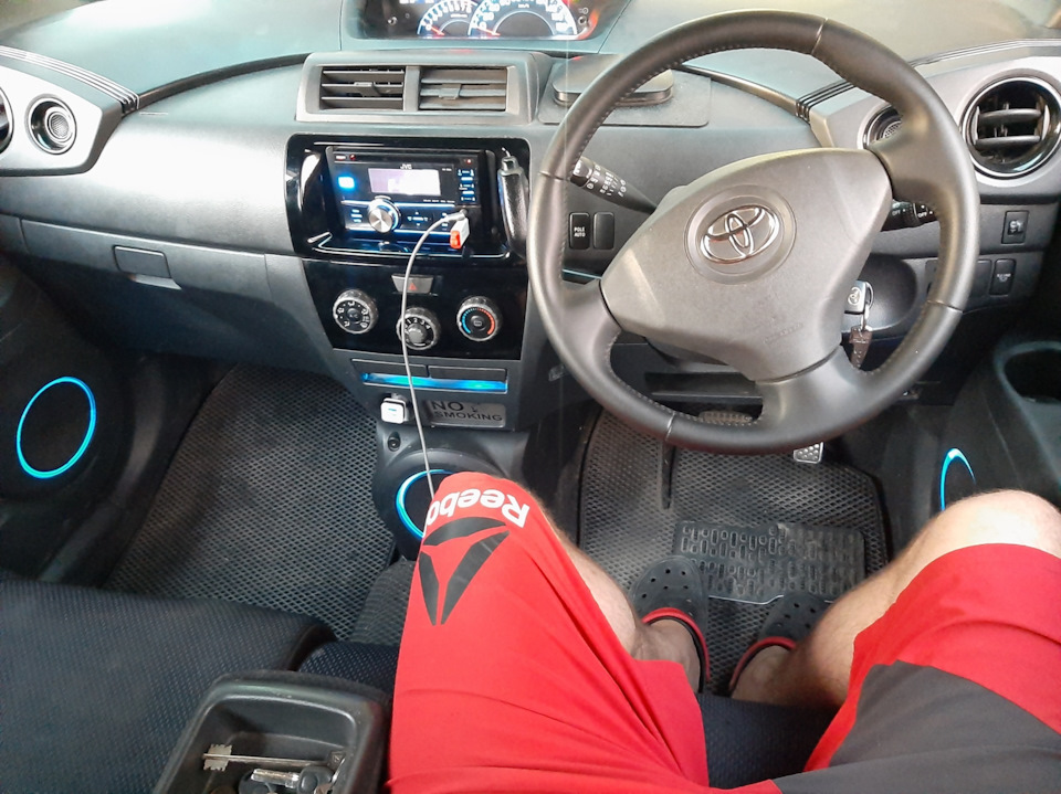 Штатный саб — Toyota bB (2G), 1,3 л, 2007 года | автозвук | DRIVE2