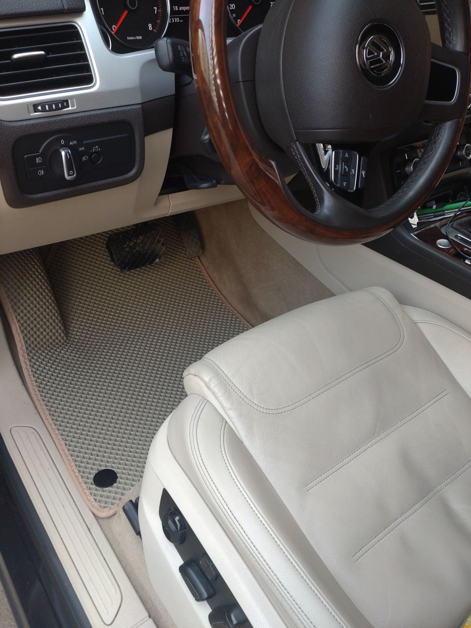 Бежевые коврики EVA — Volkswagen Touareg (2G), 3,6 л, 2018 года ...